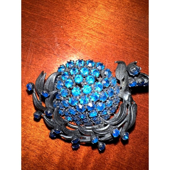 Vendome | Jewelry | Vintage Vendome Brooch In Japanned Leaf Setting ...